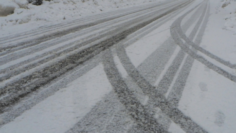 雪道の安全を確保！冬季の事前準備と運転のポイントを徹底解説！ - JAF交通安全トレーニングコラム
